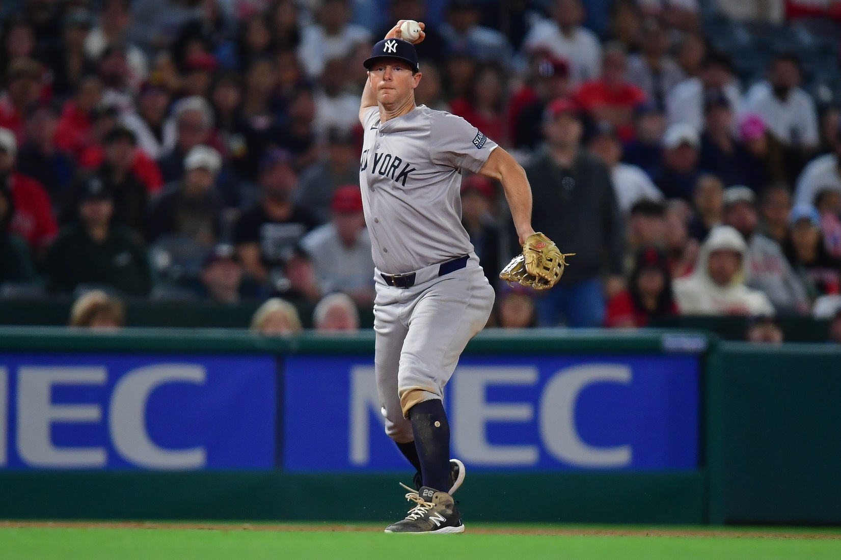 LeMahieu's return to Yankees sends Cabrera to bench